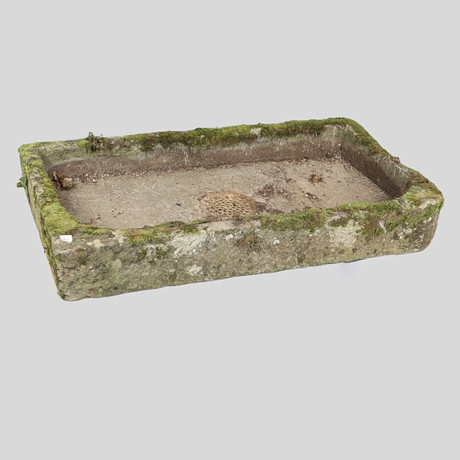 A LARGE STONE TROUGH/PLANTER. Garden & Architectural - Garden - Auctionet