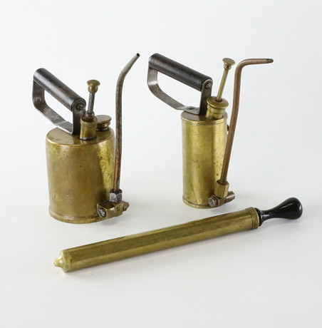 OLJEKANNOR 2 st, OLJESPRUTA, Optimus och Wiking, 1900-tal. Silver ...