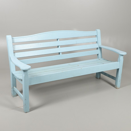 A BLUE PAINTED GARDEN BENCH. Furniture - Garden - Auctionet