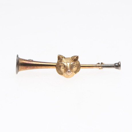 * MOVED TO WESSEX*A GOLD HUNTING HORN AND FOX MASK BROOCH. Jewellery ...
