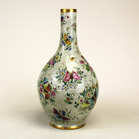 KANTON STIL VAS MED FJÄRILAR. Keramik & Porslin - Europeiskt - Auctionet