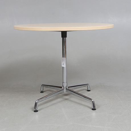 CHARLES & RAY EAMES. Bord, "Eames Segmented Round Table", Vitra. Möbler ...