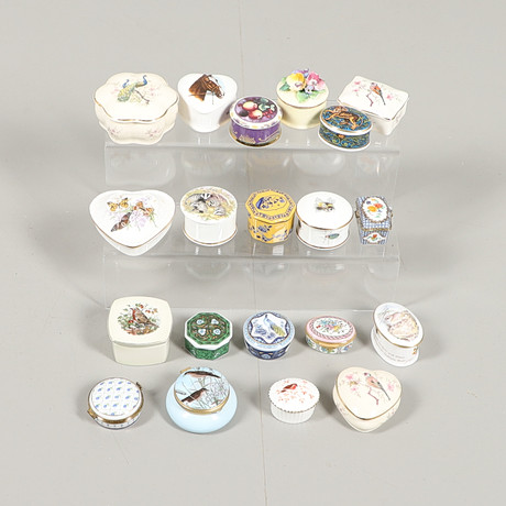A SMALL QUANTITY OF BONE CHINA TRINKET BOXES, MAINLY ANIMAL & BIRD ...