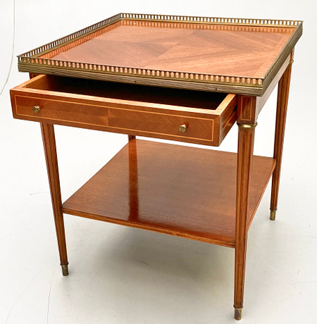 LOUIS XVI STIL SOFFBORD I TRÄ MED INTARSIA KANT. Möbler - Bord - Auctionet