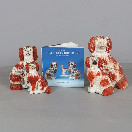 FIGUR OG BOG, Staffordshire. Keramik & porcelæn - Europæisk - Auctionet