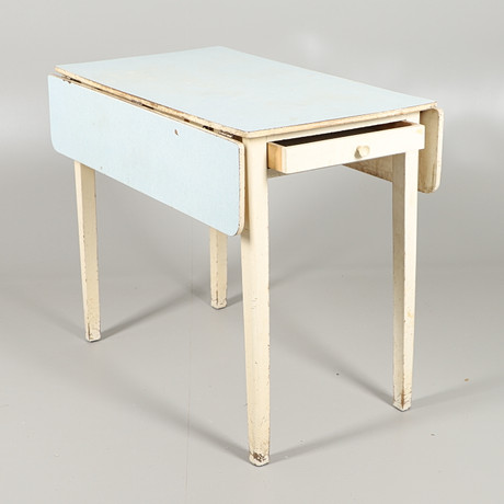 A FORMICA TOPPED KITCHEN TABLE. Furniture - Tables - Auctionet