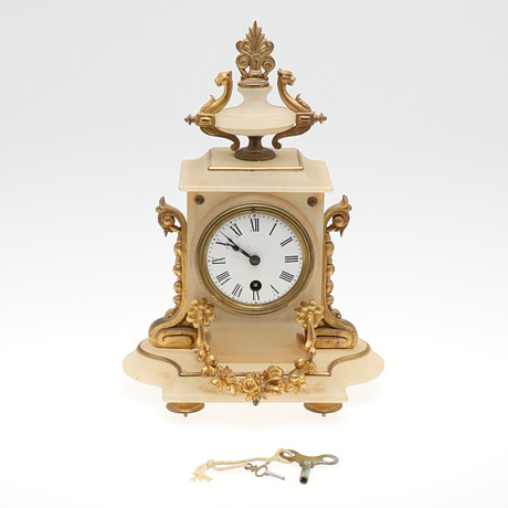 AN ALABASTER MANTEL CLOCK. Clocks & Watches - Mantel clocks - Auctionet