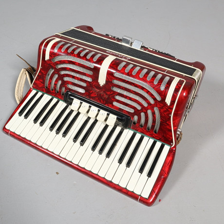 DRAGSPEL, Estrella, Ingegerd. Samlarföremål - Musikinstrument - Auctionet