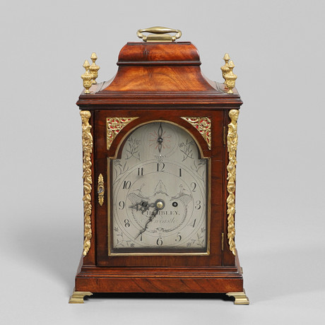 AN 18TH CENTURY WALNUT BRACKET CLOCK. Clocks & Watches - Mantel clocks ...