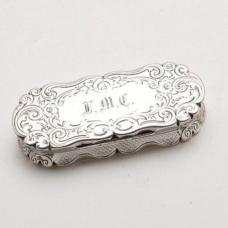 A VICTORIAN ENGRAVED SNUFF BOX. Silver & Metals - Silver - Auctionet