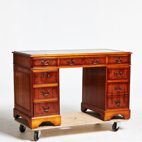 DESK, 1900s, English style, veneered in yew, covered top. Furniture ...