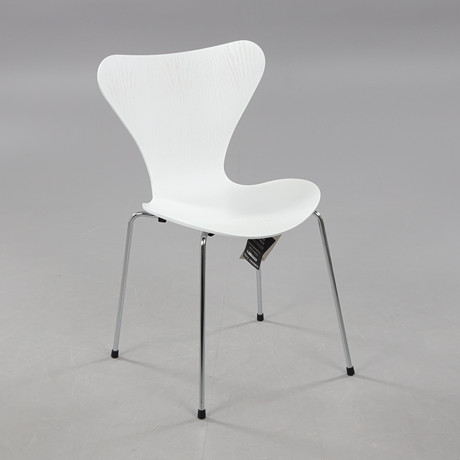 ARNE JACOBSEN. Stol "Sjuan 3107", Fritz Hansen, Danmark 2021. Möbler ...