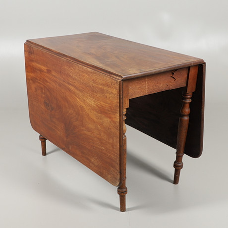 A MAHOGANY RECTANGULAR GATELEG TABLE. Furniture - Tables - Auctionet