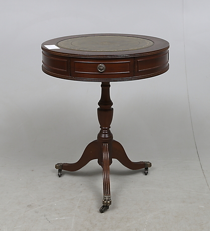 CAROUSEL TABLE, English style, 20th century. Furniture - Tables - Auctionet