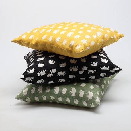 SVENSKT TENN, 3 KUDDAR. Mattor & Textil - Textil - Auctionet