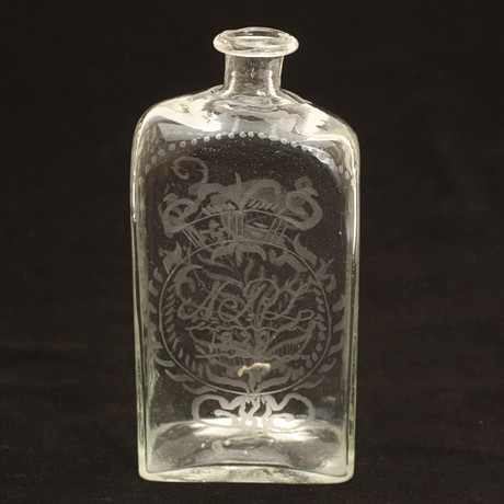 BOTELLA DE ALCOHOL con decoración grabada, vidrio, fechada en 1838 ...