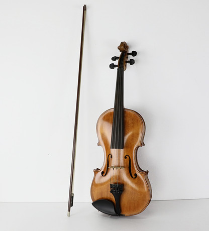 FIOL samt stråke, Tyskland. Samlarföremål - Musikinstrument - Auctionet