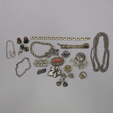 17 DELAR SMYCKEN, SILVER SAMT TVÅ FINGERBORG, SILVER. Smycken ...