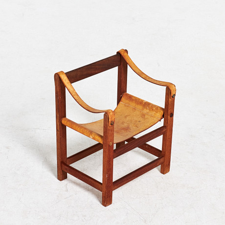 JOHN KANDELL. Barnstol, "Barnbarn", stomme i teak, sits och armlän i ...