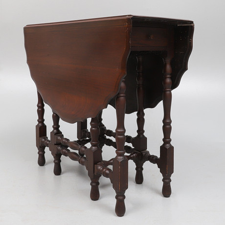 A REPRODUCTION HARDWOOD GATELEG DINING TABLE, IN 17TH CENTURY STYLE ...