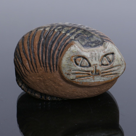 LISA LARSON. Figurin, stengods, liggande katt ur serien "Lilla zoo ...