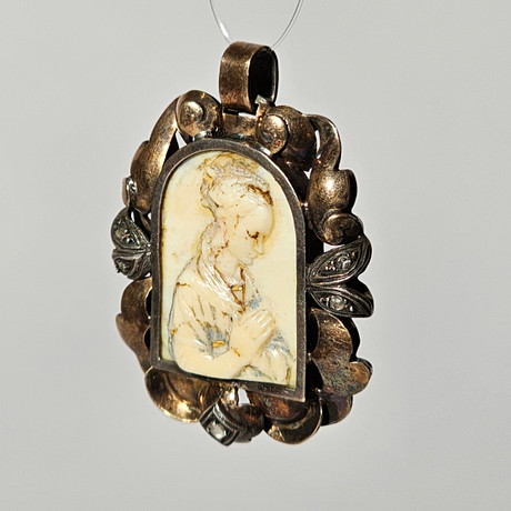 PENDANT WITH IMAGE OF VIRGIN IN PATINATED RESIN. SILVER AND YELLOW GOLD ...