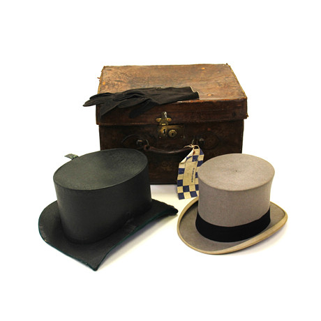 19TH C. TOPPLOCKET OCH INNEHÅLL. Vintagekläder & Accessoarer - Auctionet