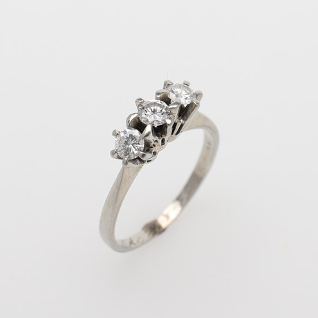 RING MED TRE DIAMANTER. Smycken & Ädelstenar - Ringar - Auctionet