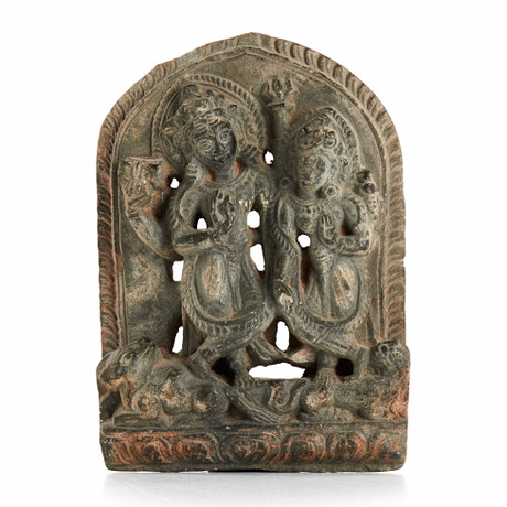 A NEPALESE BLACK STONE STEELE REPRESENTING SHIVA AND PARVATI. Asiatika ...