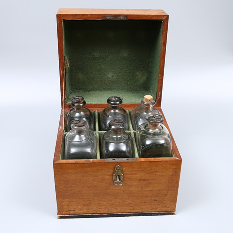 FLASKASCHATULL, med flaskor, empire, 1800-talets första hälft. Övrigt ...