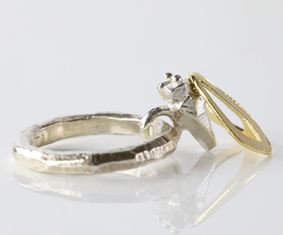 SANDBERG SWEDEN. ring, silver, kryp med vingar i 18K guld. Smycken ...