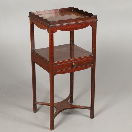 EN GEORGE III MAHOGNY NATTSTÄLLNING. Möbler - Bord - Auctionet