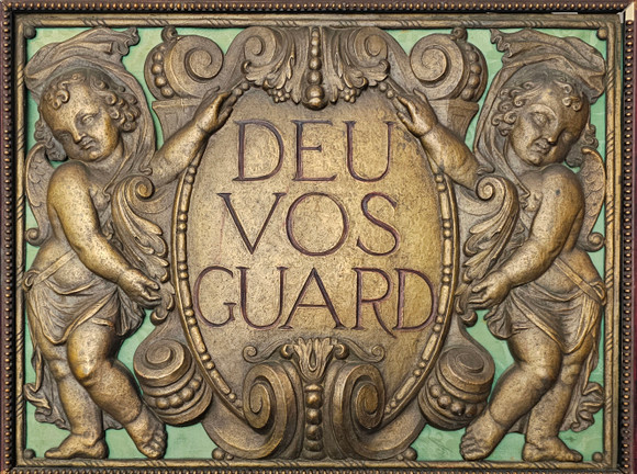 19TH CENTURY CEILING LIGHT IN CARVED BRASS WITH A PAIR OF ANGELS "DEU ...