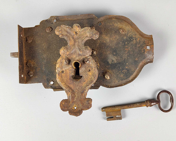 BAROQUE DOOR LOCK WITH KEY. Miscellaneous - Miscellaneous - Auctionet BAROQUE DOOR LOCK WITH KEY. Miscellaneous - Miscellaneous - Auctionet