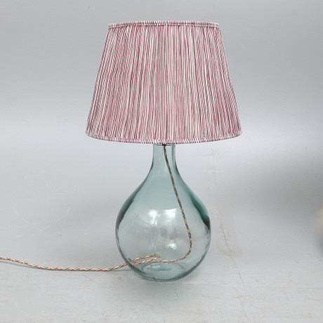 A CONTEMPORARY BULBOUS GLASS TABLE LAMP, WITH A POOKY LAMPSHADE ...