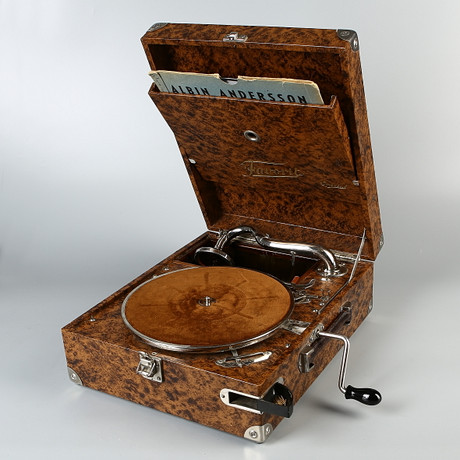 TRAVEL GRAMOPHONE, 1930s-40s. Collectables - Technica & Nautica - Auctionet
