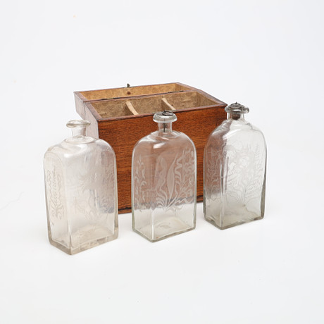 SCHATULL med 3 flaskor, 1800-tal. Övrigt - Övrigt - Auctionet