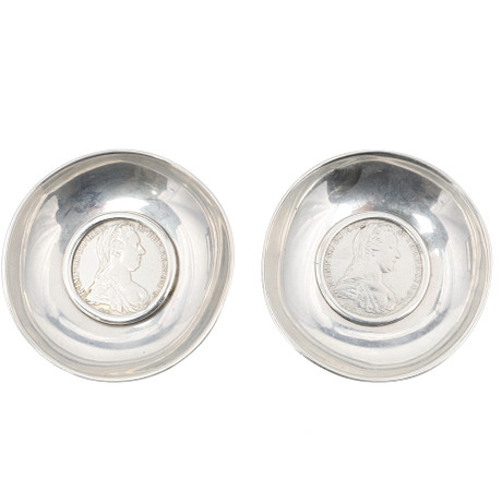 A PAIR OF COIN SET CIRCULAR DISHES. Silver & Metals - Silver - Auctionet