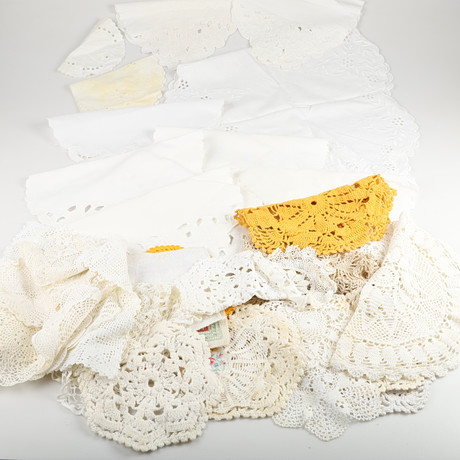 DUKAR, 40 stycken, med brodyr/virkade m. m, 1900-tal. Mattor & Textil ...