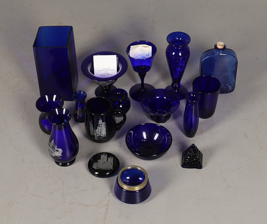 UNA CANTIDAD DE BRISTOL BLUE GLASS Y UN EJEMPLO DE LAUGHARNE. Vidrio y ...