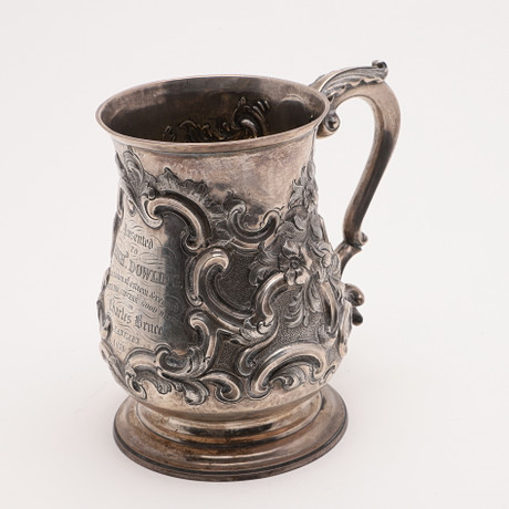 A VICTORIAN EMBOSSED MUG. Silver & Metals - Silver - Auctionet