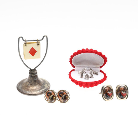 A SILVER PLATED TRUMP MARKER FOR BRIDGE OR WHIST, AND OTHER ITEMS ...