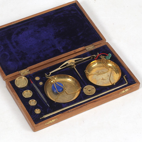 BALANZA ORO con pesas, 13 partes, latón, en estuche, India. Otros ...