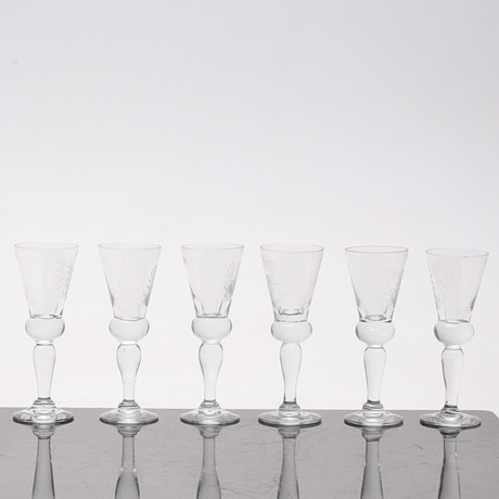 SNAPSGLAS, sannolikt Reijmyre, med Gustav III monogram, 1900-tal. Glas ...