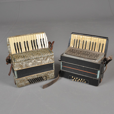 Dragspel 2 st, 30-tal. Samlarföremål - Musikinstrument - Auctionet