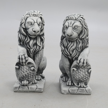 LEJON, ett par, sittande, betong. Möbler - Trädgårdsmöbler - Auctionet