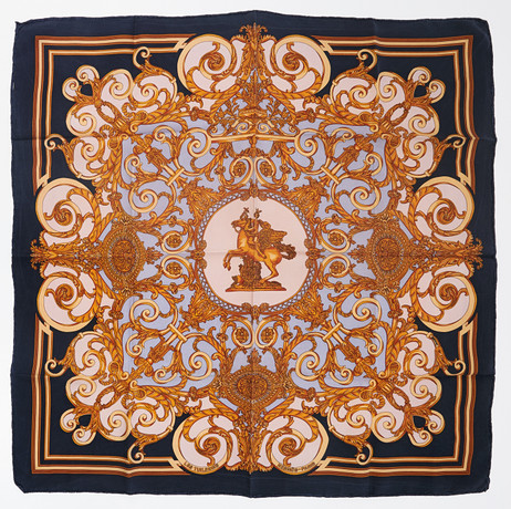 HERMÈS, "Les Tuileries", scarf, siden, designad av Joachim Metz för Hermès 1990, mörkblå ...