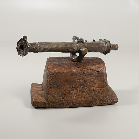 A MALAYAN BRONZE SHIPS SWIVEL LANTAKA CANNON. Weapons & Militaria ...