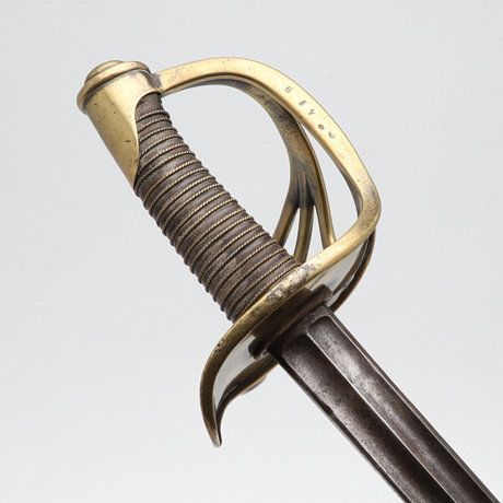 A GOOD EARLY 19TH CENTURY CUIRASSIER HEAVY CAVALRY SWORD AND SCABBARD ...