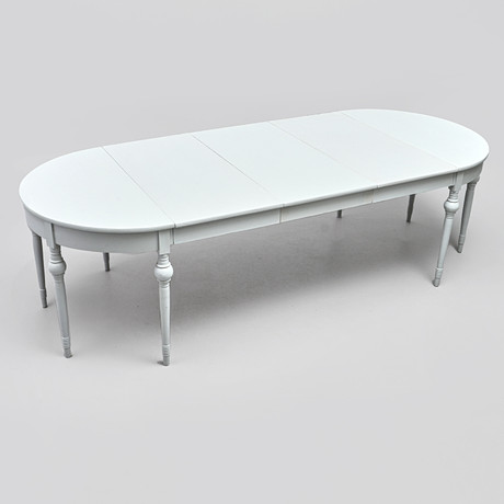 MATBORD, 1800-tal, 3 iläggsskivor samt 3 par stolpar i original. Möbler ...